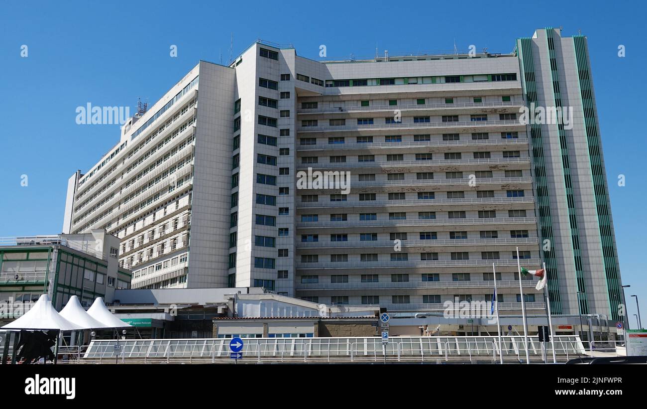 Hospital heliport hi-res stock photography and images - Alamy