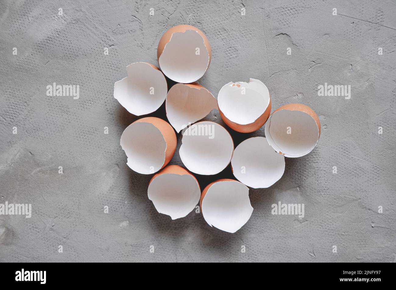 Eggshell. Shell of eggs on concrete kitchen table Stock Photo - Alamy