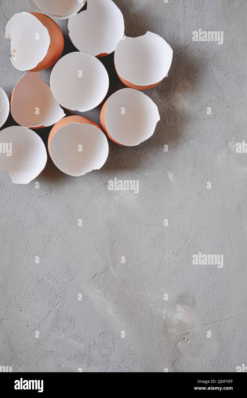 Eggshell. Shell of eggs on concrete kitchen table Stock Photo - Alamy