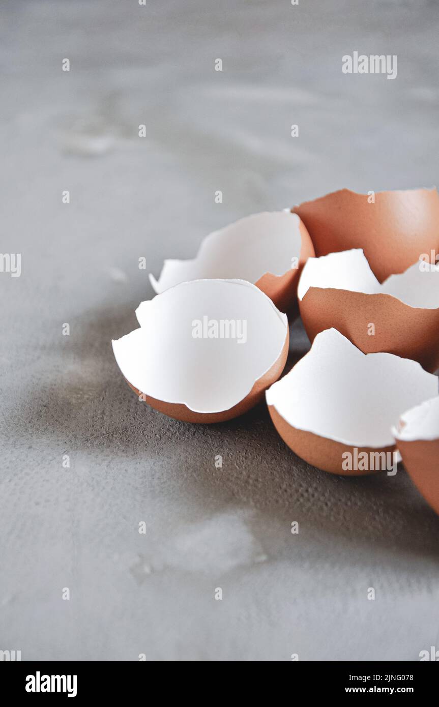 Eggshell. Shell of eggs on concrete kitchen table Stock Photo - Alamy