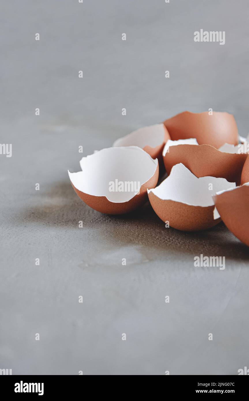 Eggshell. Shell of eggs on concrete kitchen table Stock Photo - Alamy