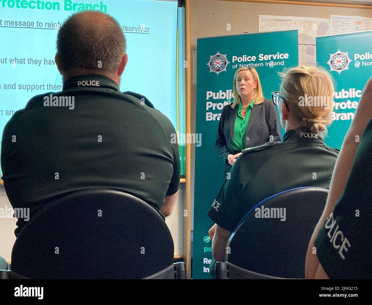 Detective Inspector Jenny Smith briefing PSNI Neighbourhood police ...