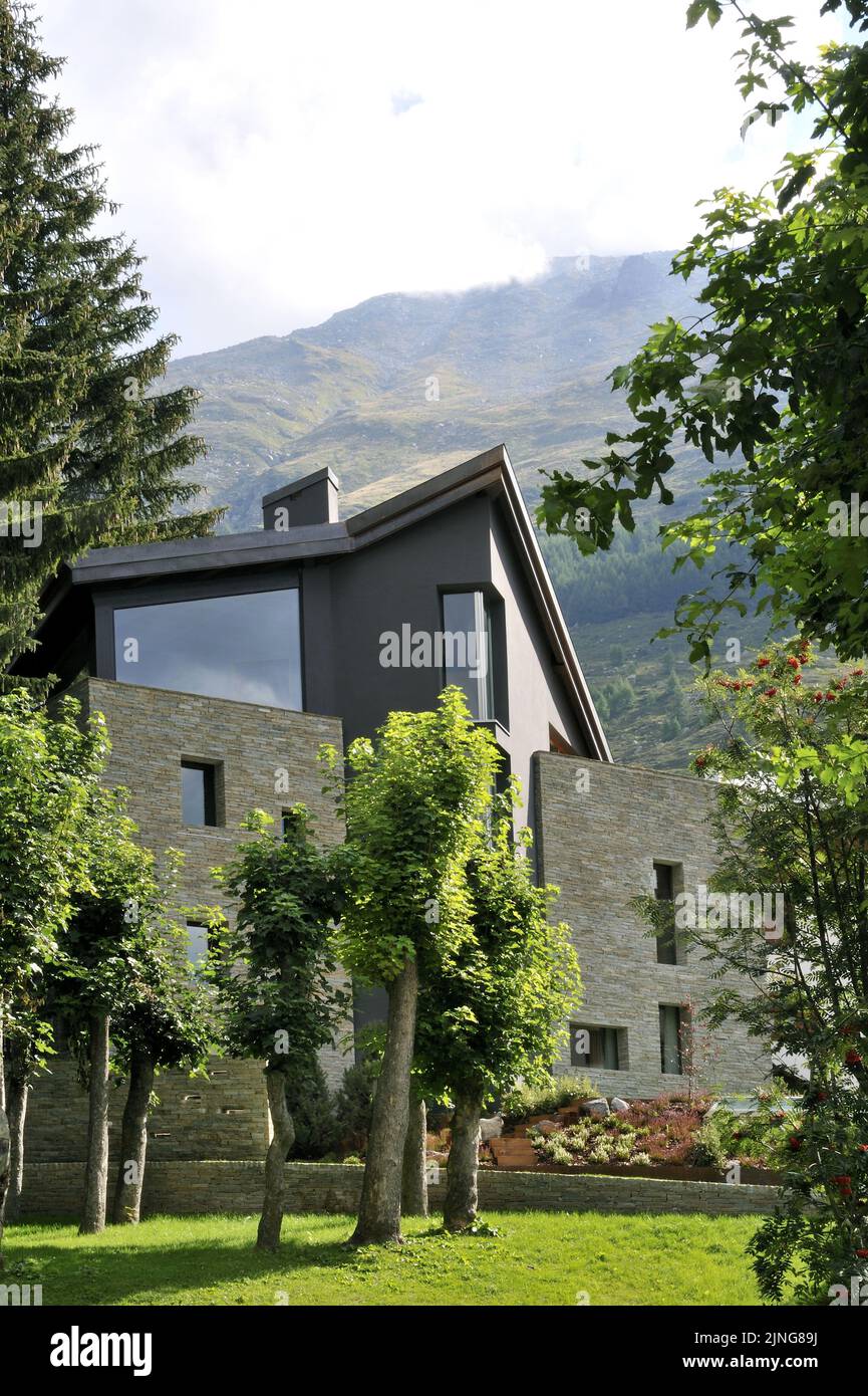 Sustainable house architecture hi-res stock photography and images - Alamy