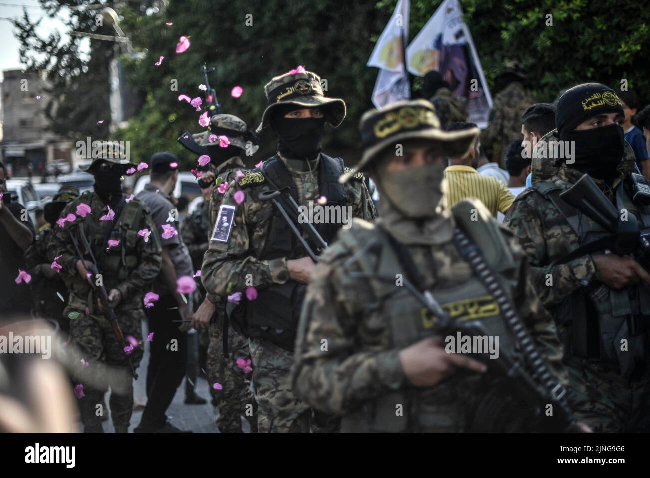 Gaza, Palestine. 10th Aug, 2022. Women sprinkle roses on fighters of ...