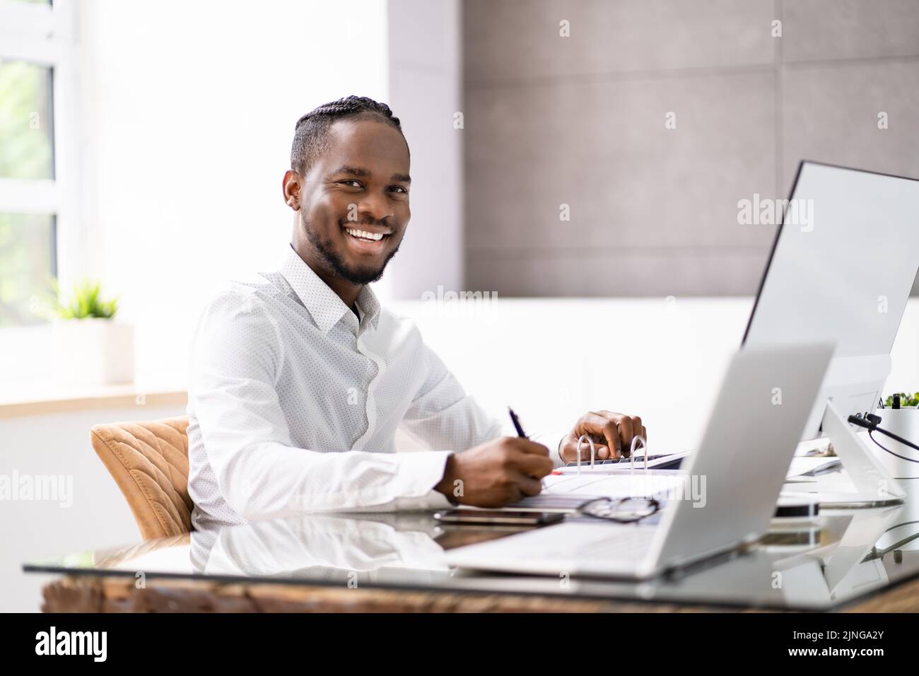 African american clerk hi-res stock photography and images - Alamy