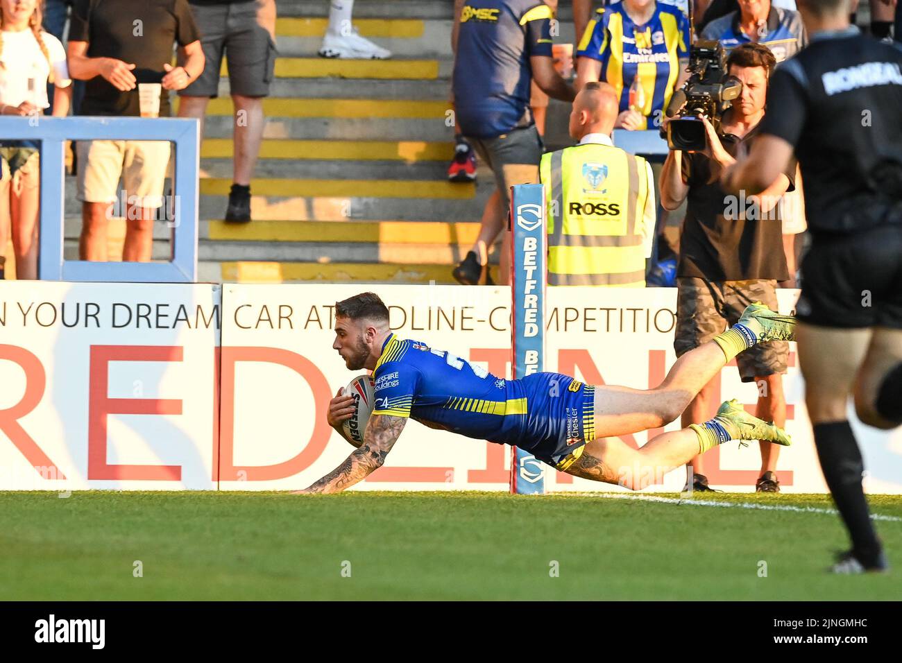 Connor Wrench #23 of Warrington Wolves scores his try Stock Photo - Alamy