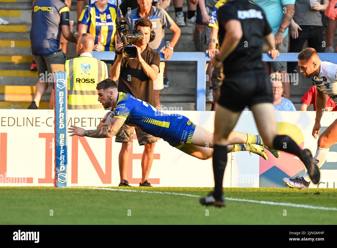 Connor Wrench #23 of Warrington Wolves scores his try Stock Photo - Alamy