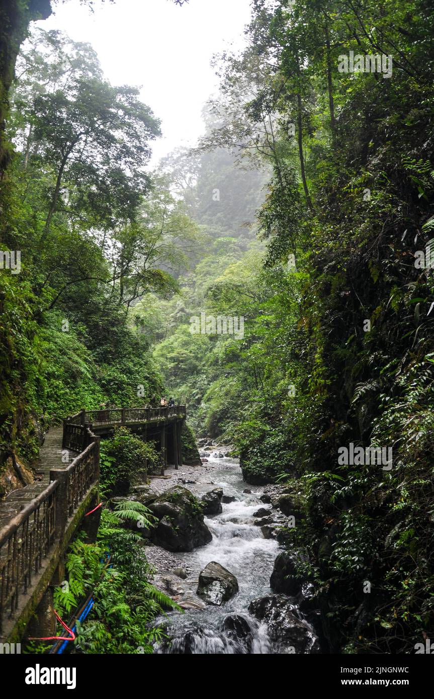 Emei lake hi-res stock photography and images - Alamy