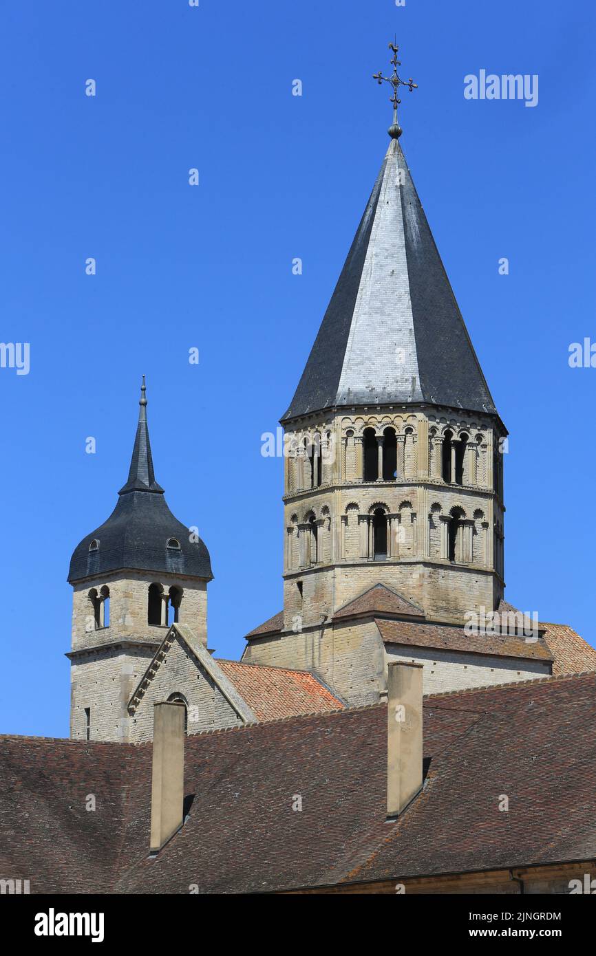 Le clocher de l'Eau Bénite et la tour de l'horloge. Abbatiale Saint ...