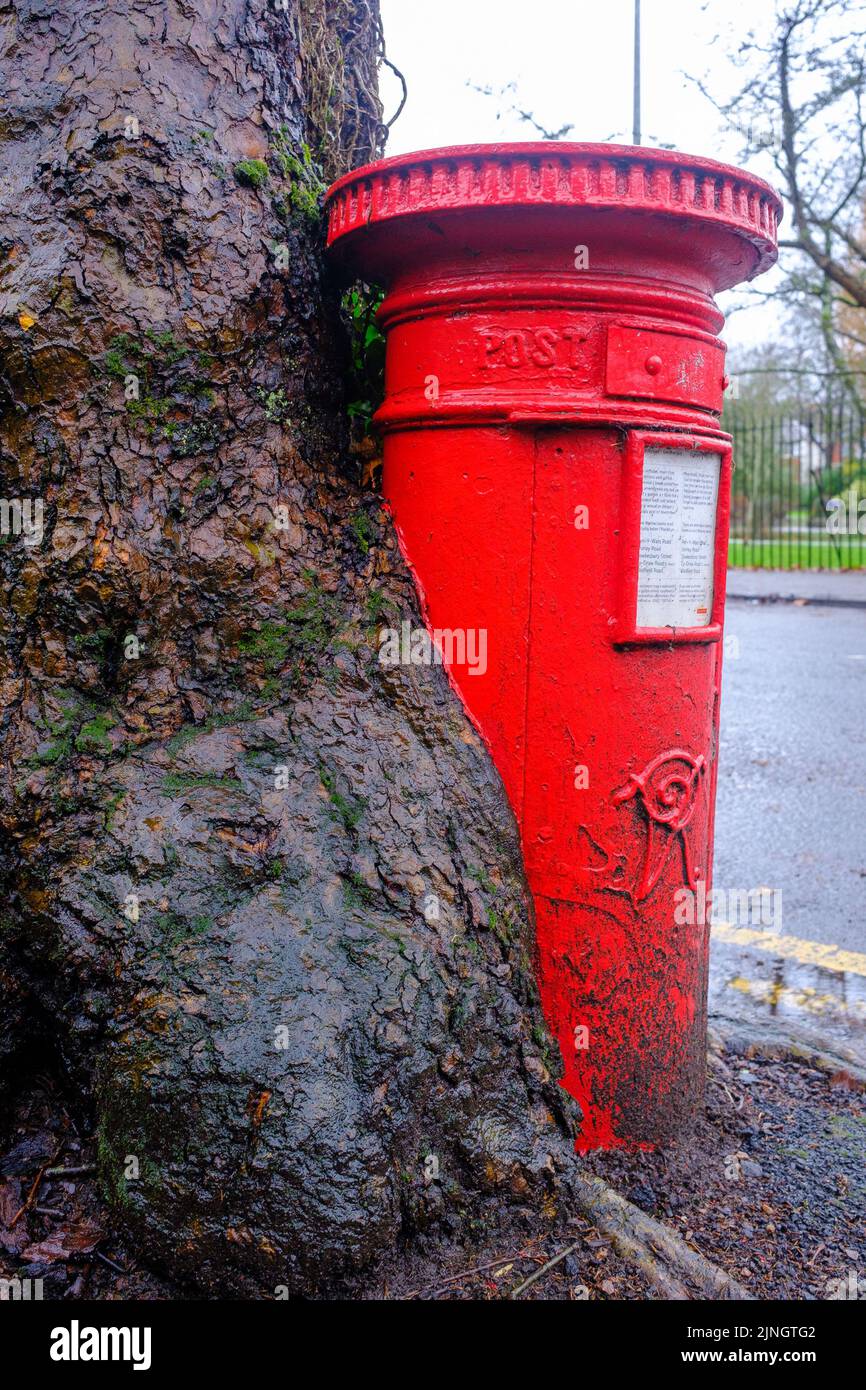 08.01.22 - A Grade II listed post box has been decommissioned after a ...