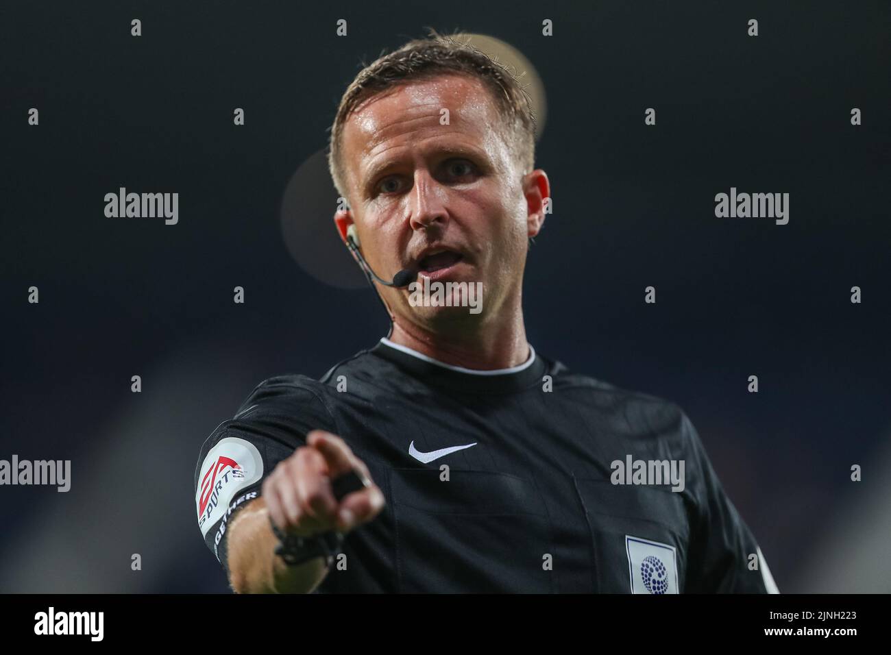 Referee David Webb gives a talking to a ball boy Stock Photo - Alamy
