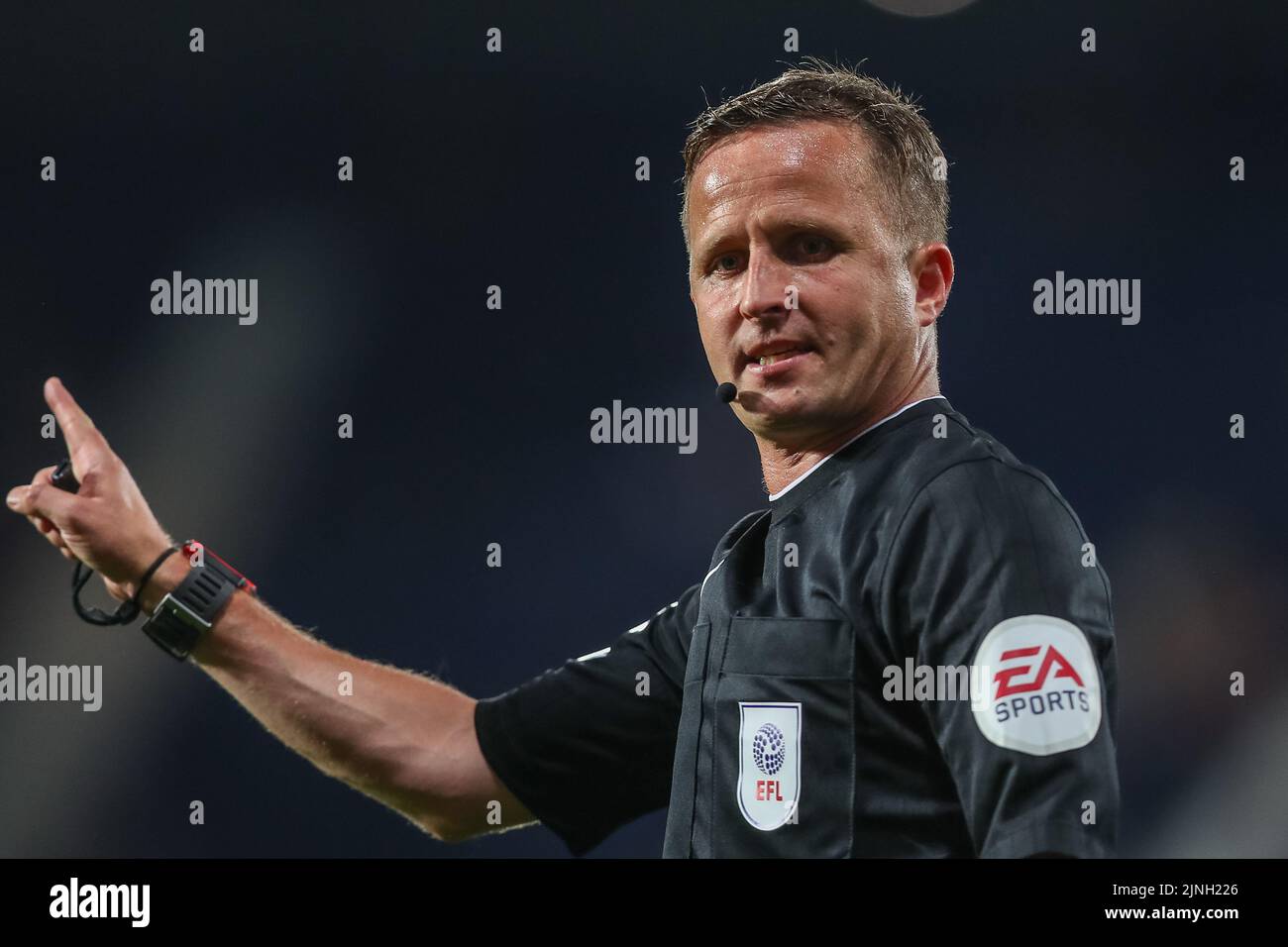 Referee David Webb gives a talking to a ball boy Stock Photo - Alamy