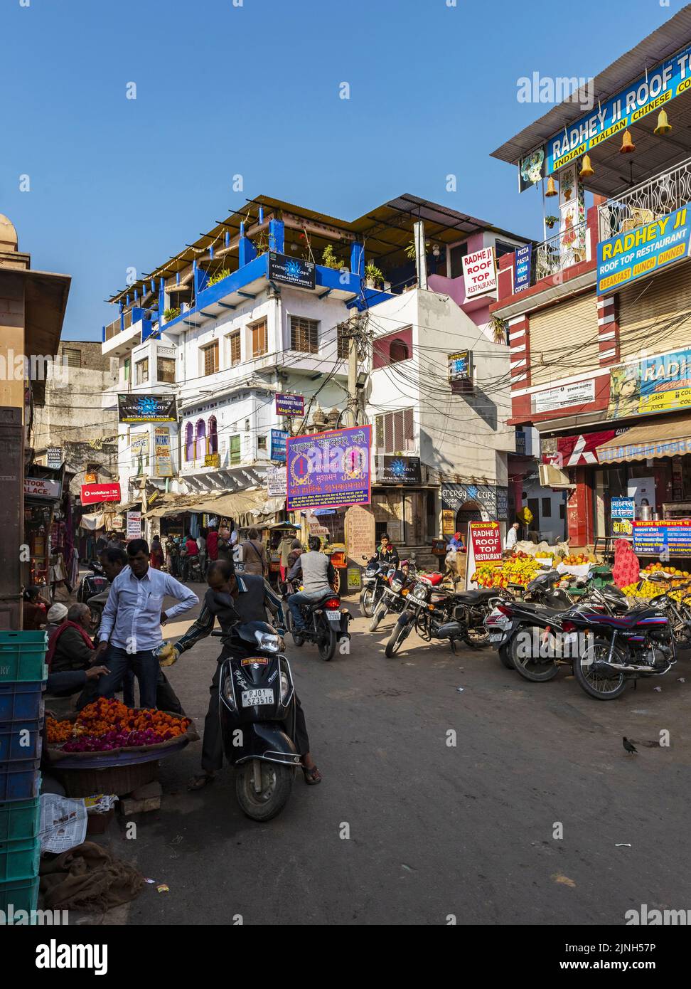Corner store india hi-res stock photography and images - Alamy