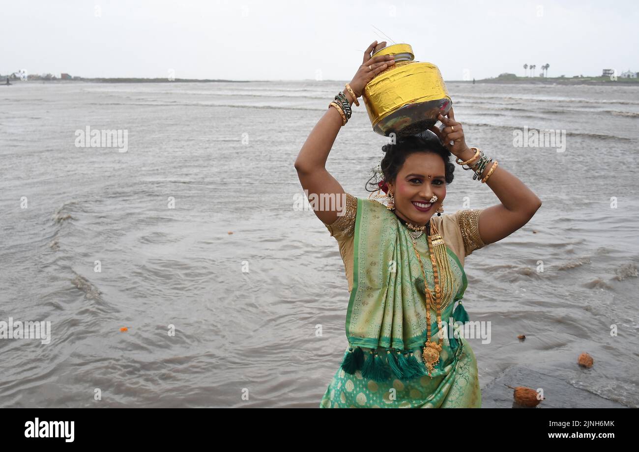 India head coconuts hi-res stock photography and images - Alamy