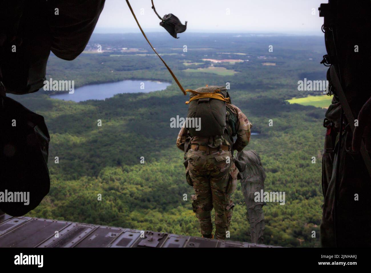 A group of U.S. Army Paratroopers and International Paratroopers ...