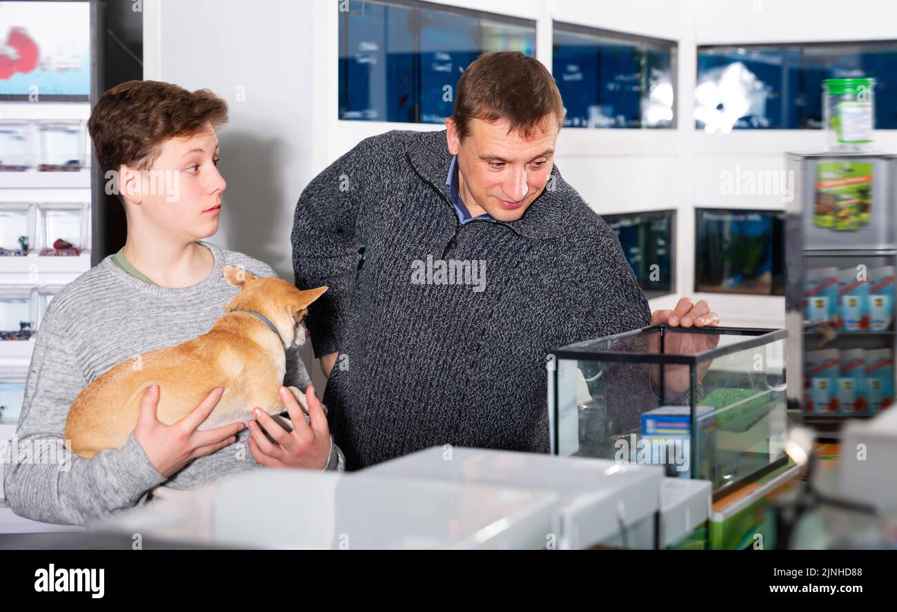 Man son customer shop hi-res stock photography and images - Alamy