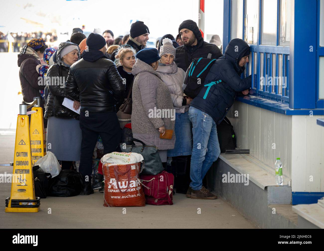 Ukrainian refugees at the Palanca border crossing between Ukraine and ...