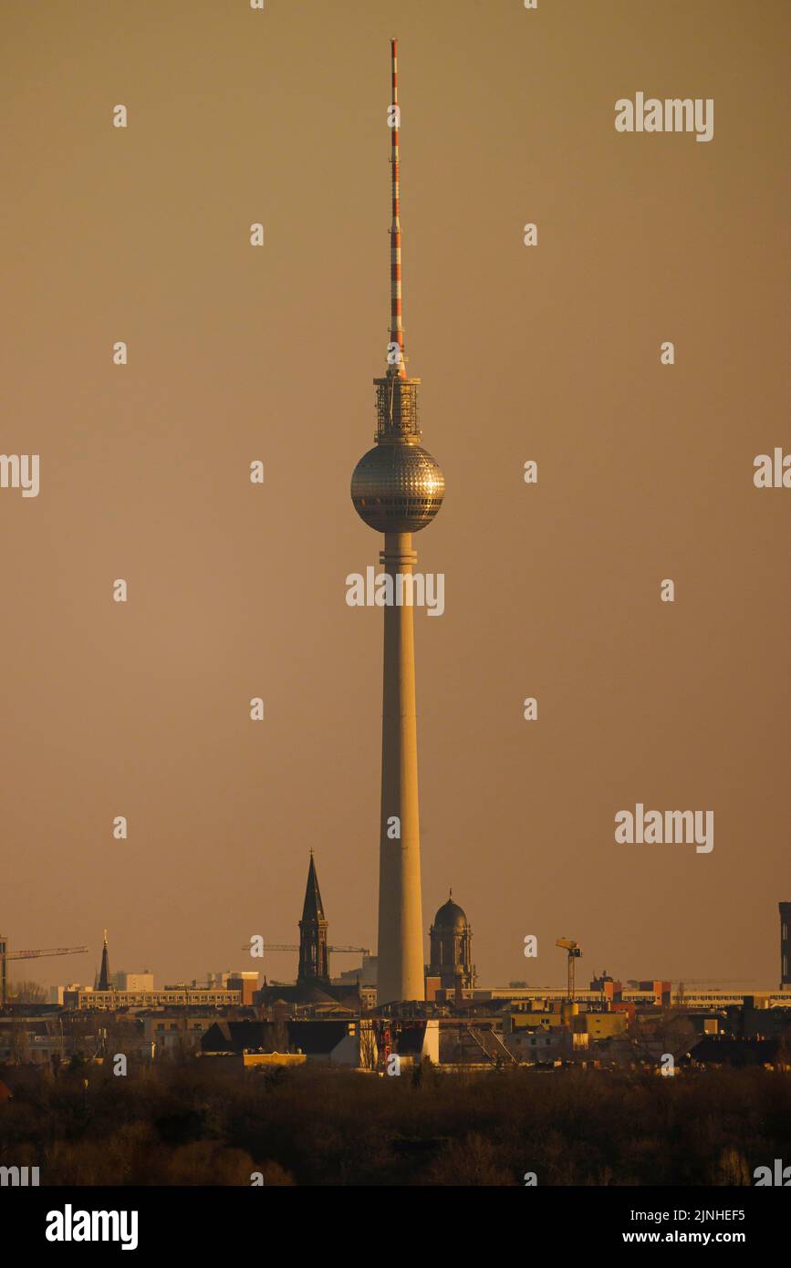 Berlin, Deutschland. 13th Mar, 2022. View of the Berlin TV Tower in the ...