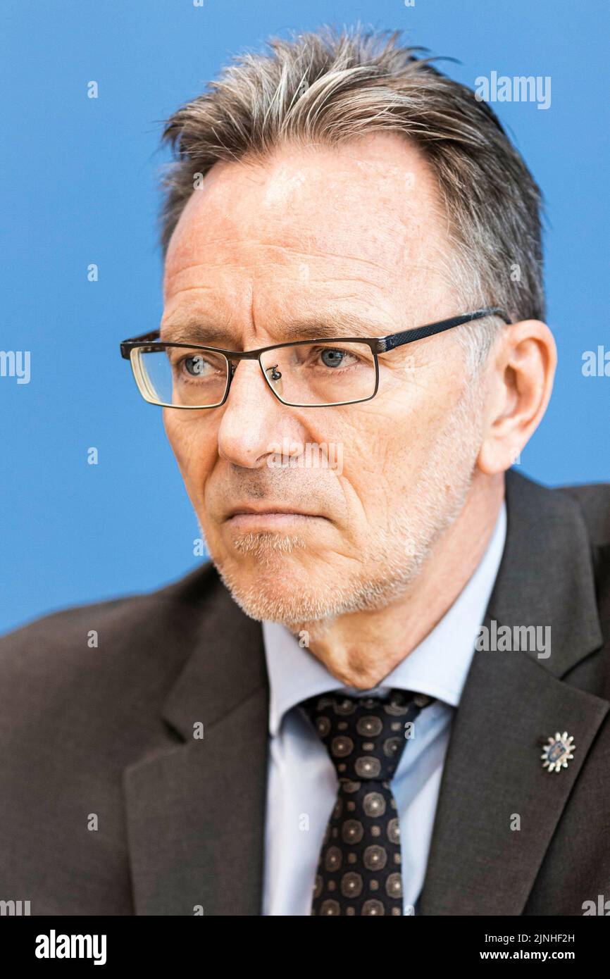 Politik politics politician portrait hf upright form hi-res stock ...