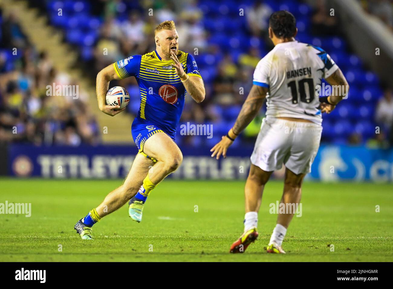 Joe Bullock #15 of Warrington Wolves makes a break Stock Photo - Alamy