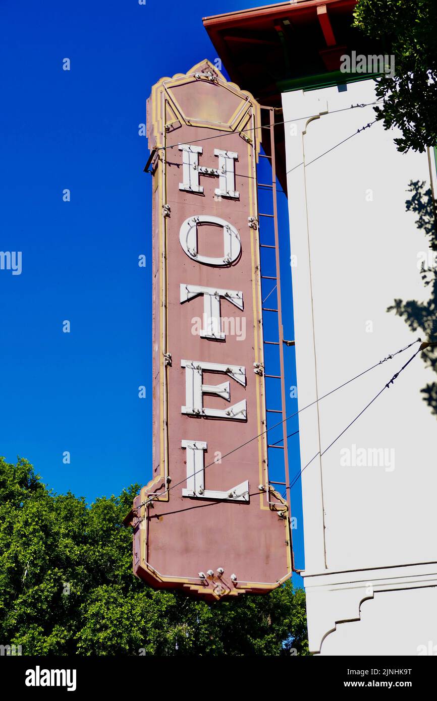 Old neon hotel sign hi-res stock photography and images - Alamy