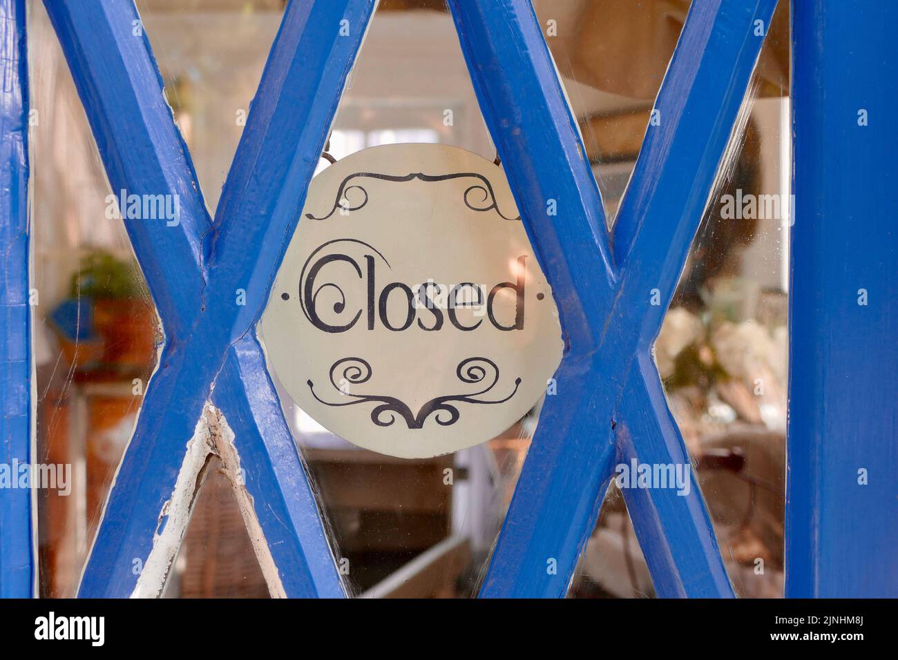 "Closed" sign hanging on retail shop door Stock Photo - Alamy