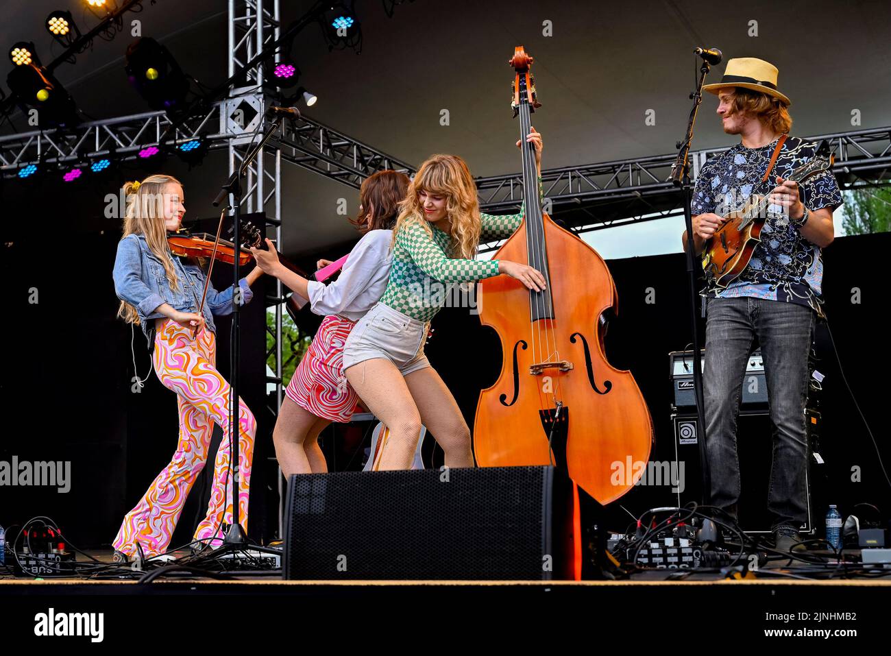 Stunning guitarist hi-res stock photography and images - Alamy