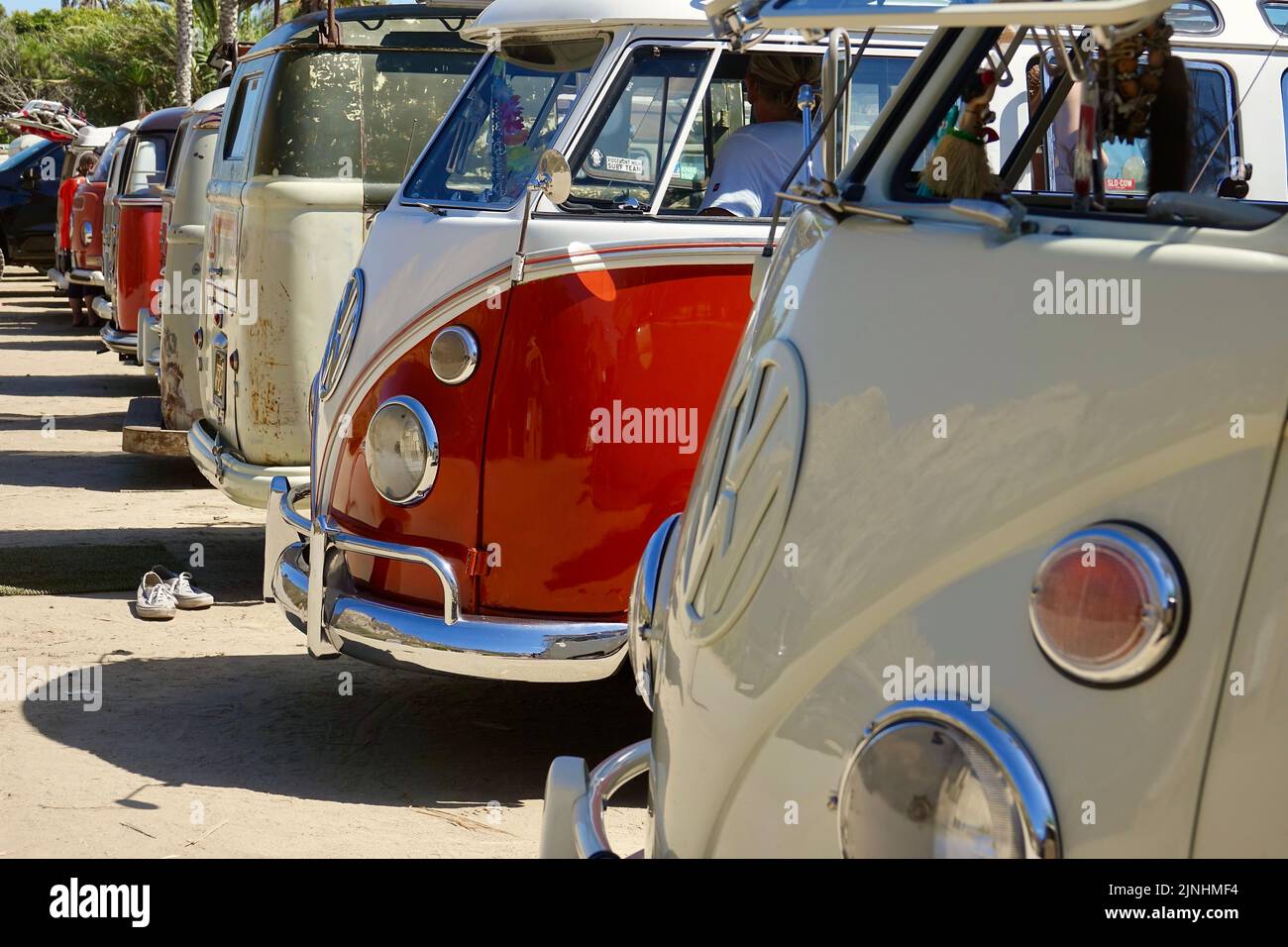 Vw bus beach hi-res stock photography and images - Alamy