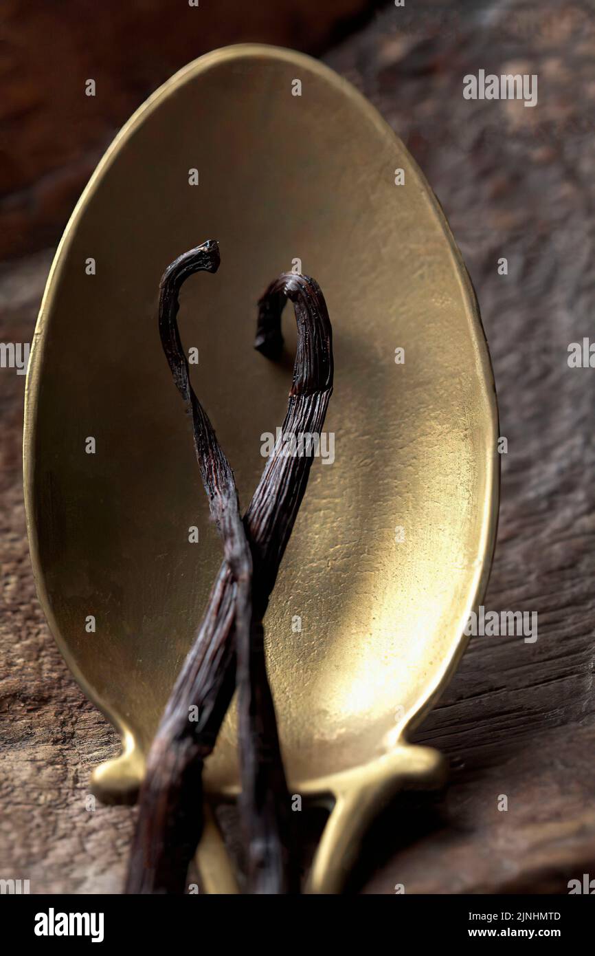 Whole vanilla pods hi-res stock photography and images - Alamy