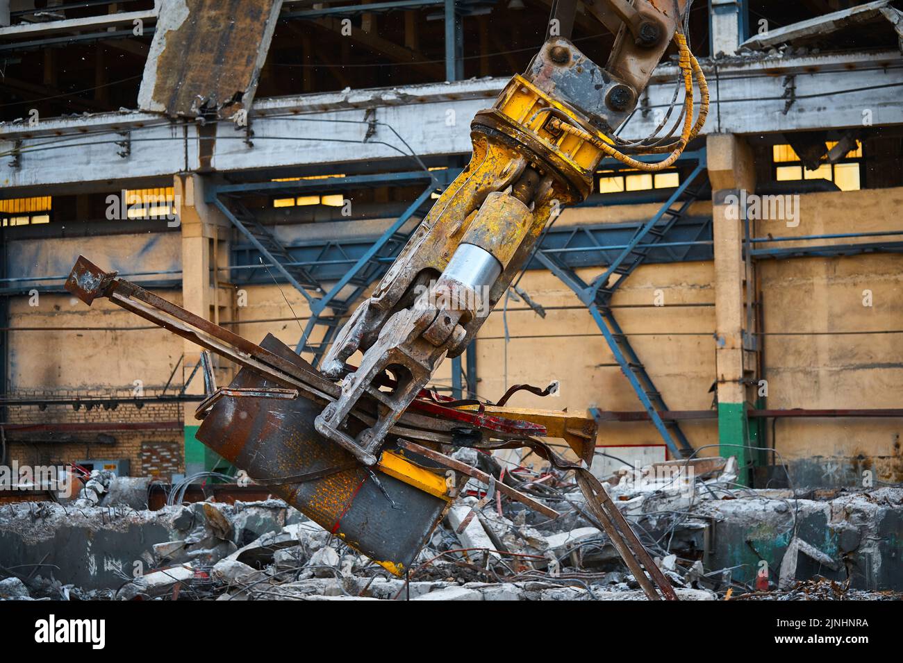 Hydraulic scissors carry scrap metal Stock Photo - Alamy