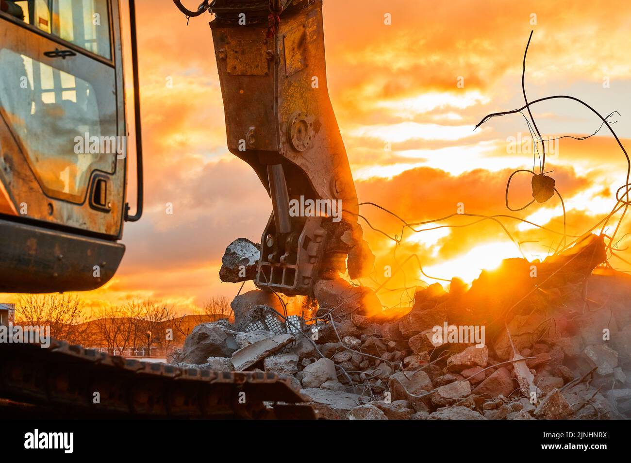 Metal crusher on excavator rigging destroys armored concrete Stock ...