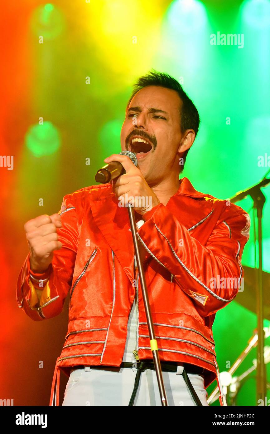 Pablo Padin vocalist and pianist of the music group "God save the Queen ...