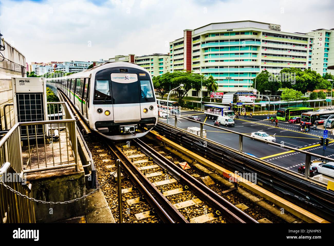 MRT train arriving at Yishun MRT station Stock Photo - Alamy