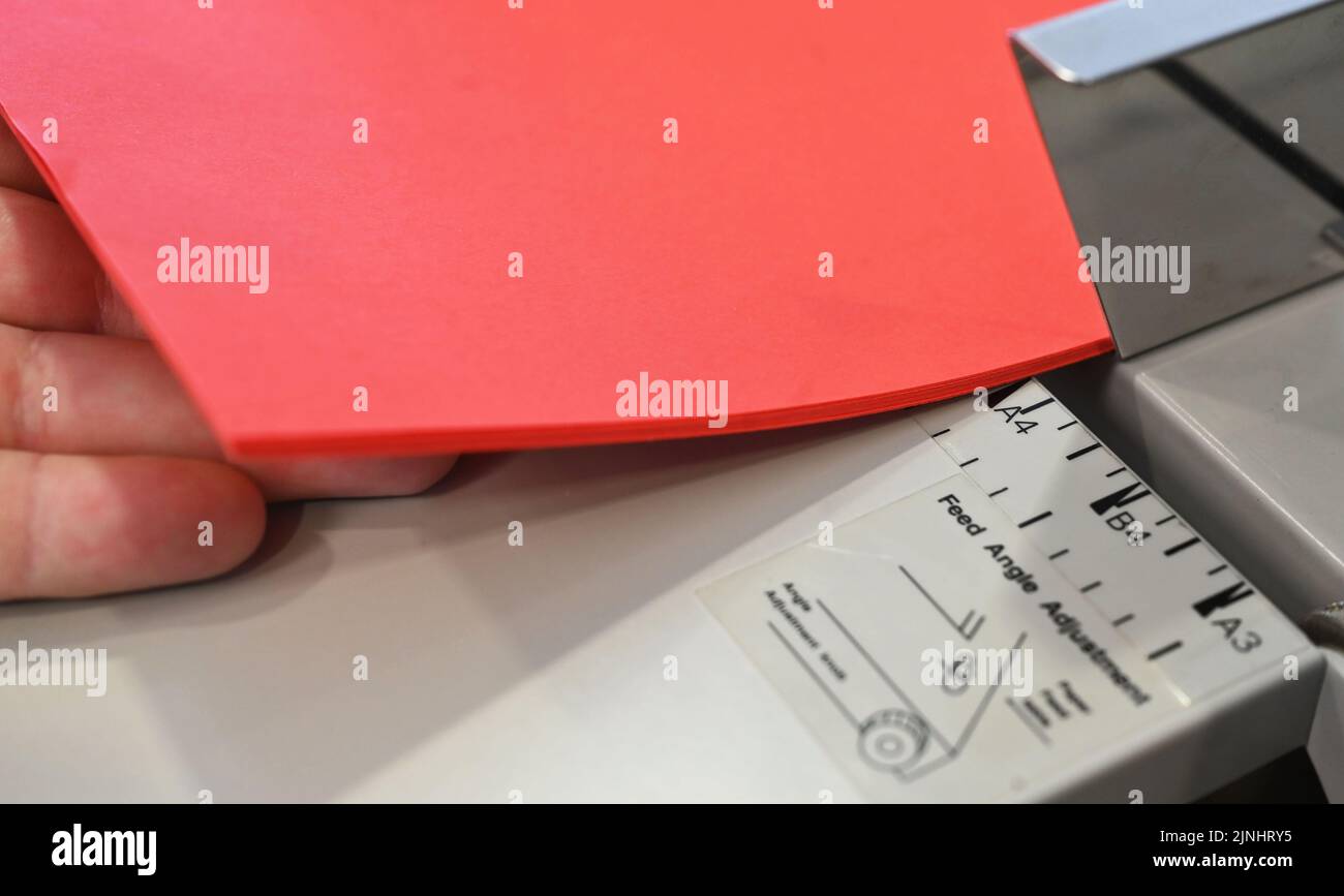 Karlsruhe, Germany. 08th Aug, 2022. In a print shop, a DIN A4 paper ...