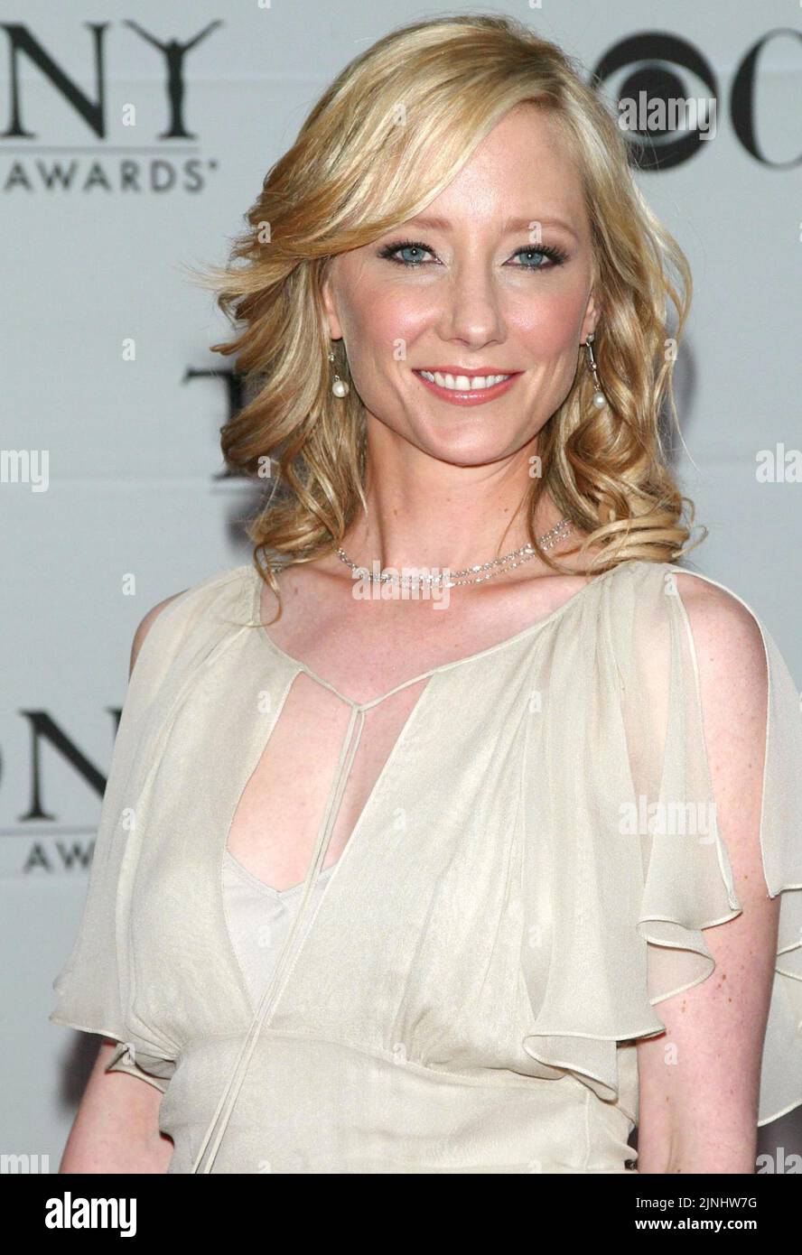 NEW YORK, NY- JUNE 10: Anne Heche, wearing Monique Lhuiller, arrives ...
