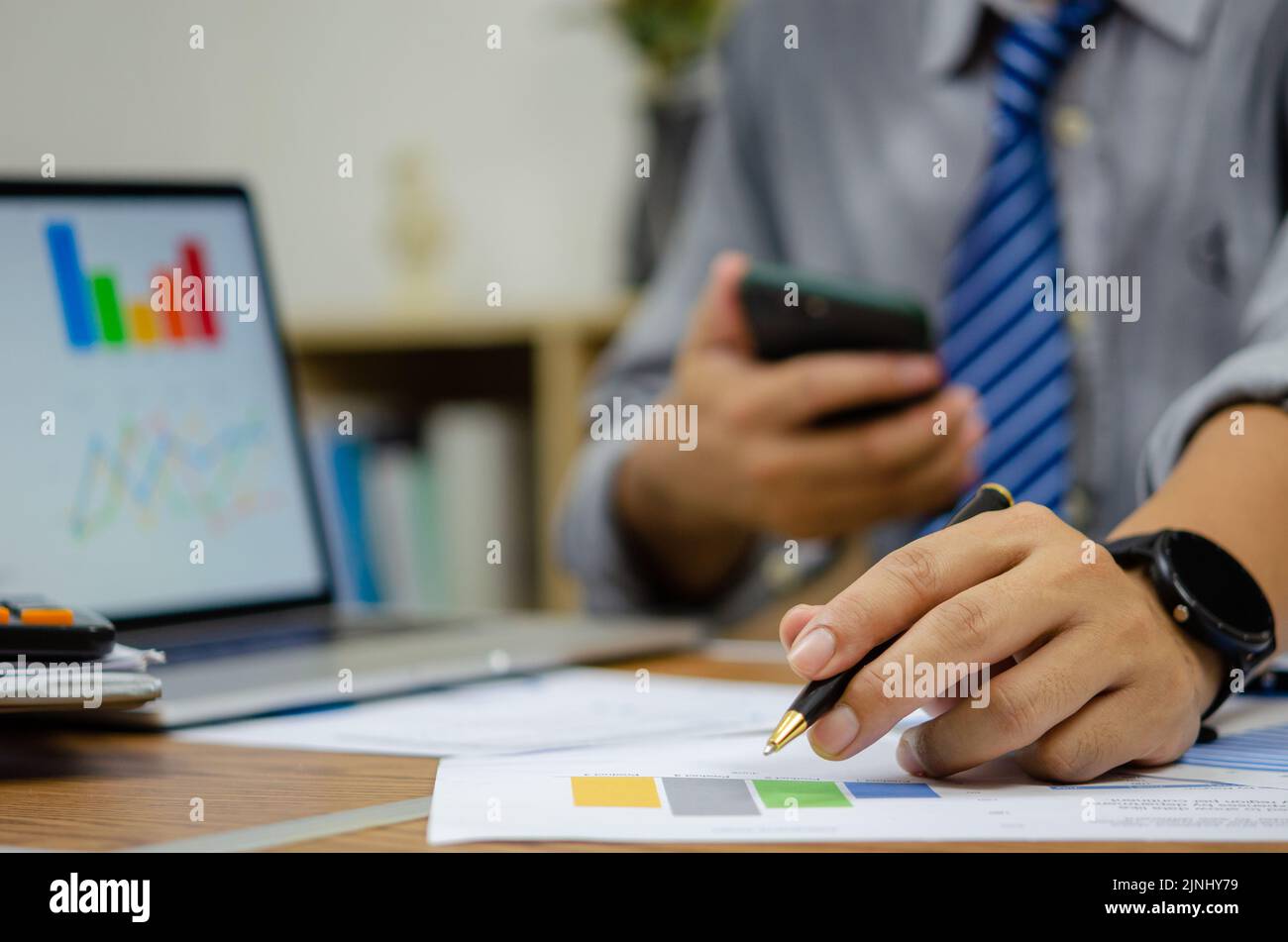 Business finance chart pen hi-res stock photography and images - Alamy