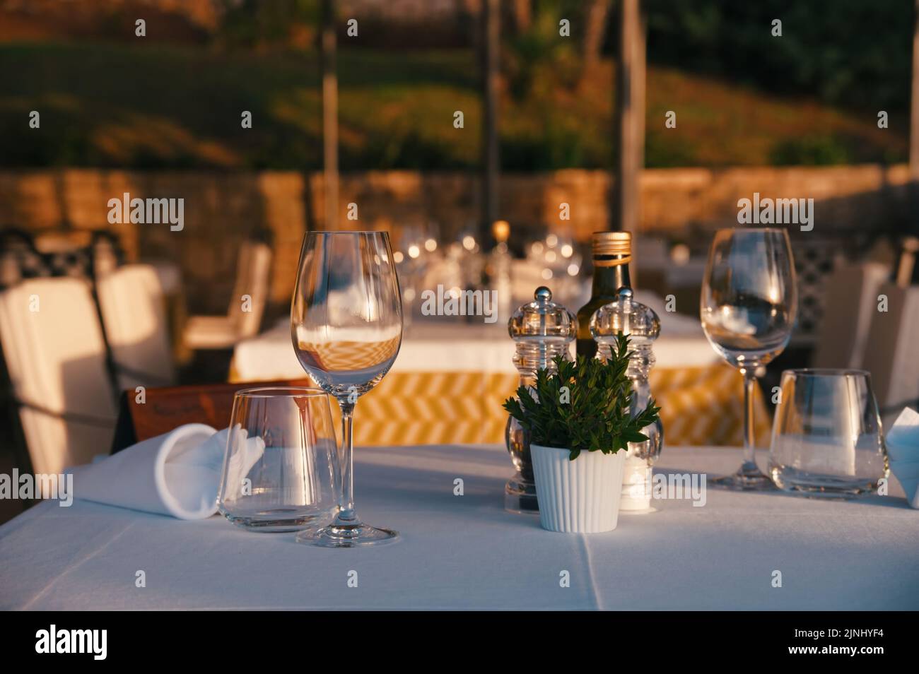 Empty restaurant table setting hi-res stock photography and images - Alamy