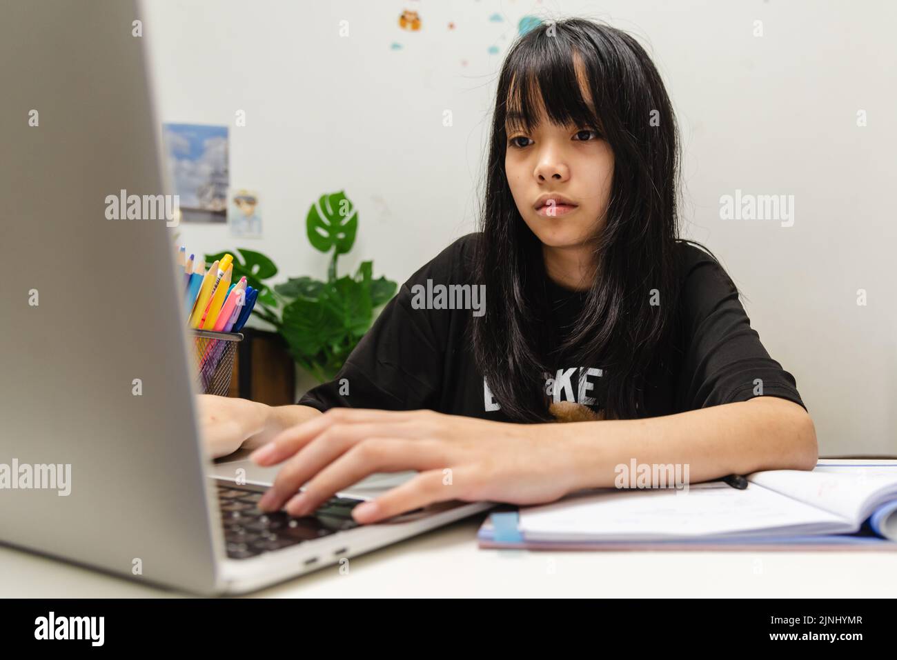 Teen girl at computer hi-res stock photography and images - Alamy