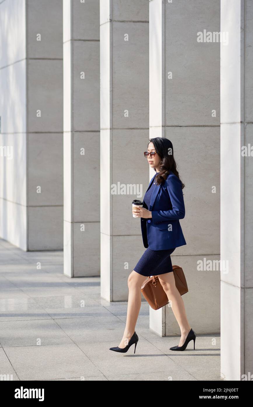 Pretty businesswoman holding paper hi-res stock photography and images ...