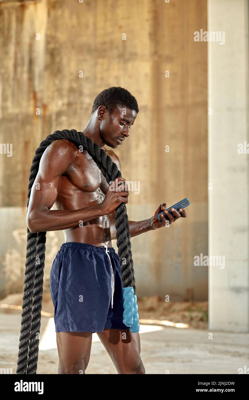 Sportsman doing heavy rope training hi-res stock photography and images ...