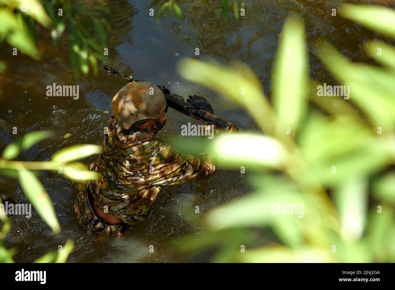 Full military experience - One day commando - running through the water ...