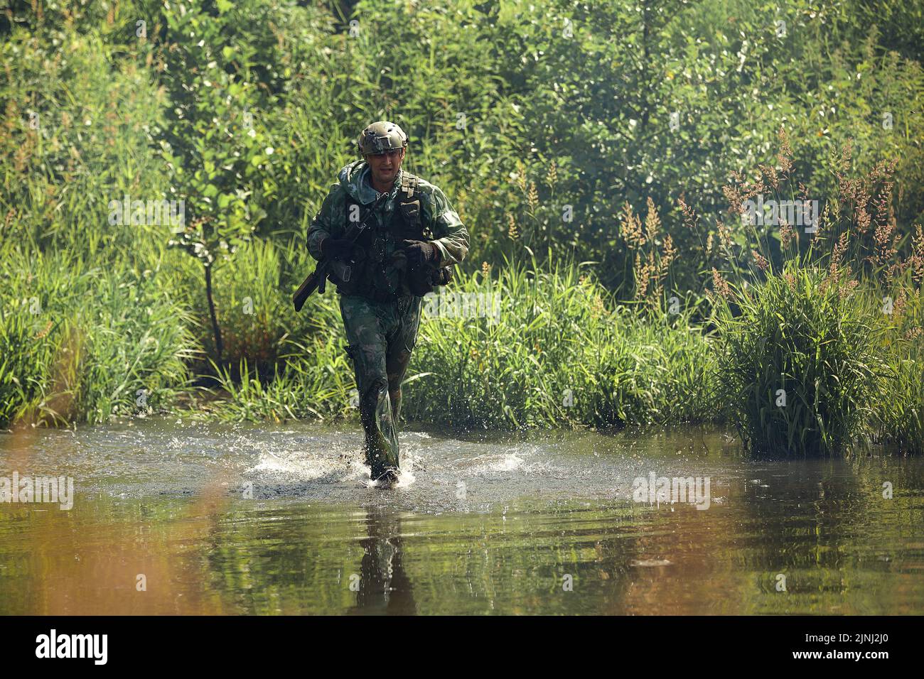 Full military experience - One day commando - running through the water ...