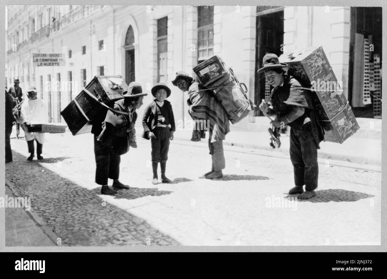 Porters carrying trunks hi-res stock photography and images - Alamy