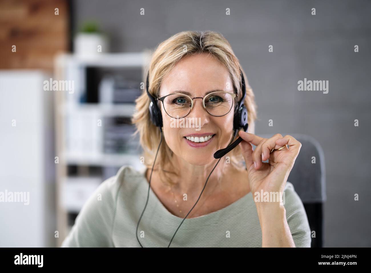 Female executive headset on hi-res stock photography and images - Alamy