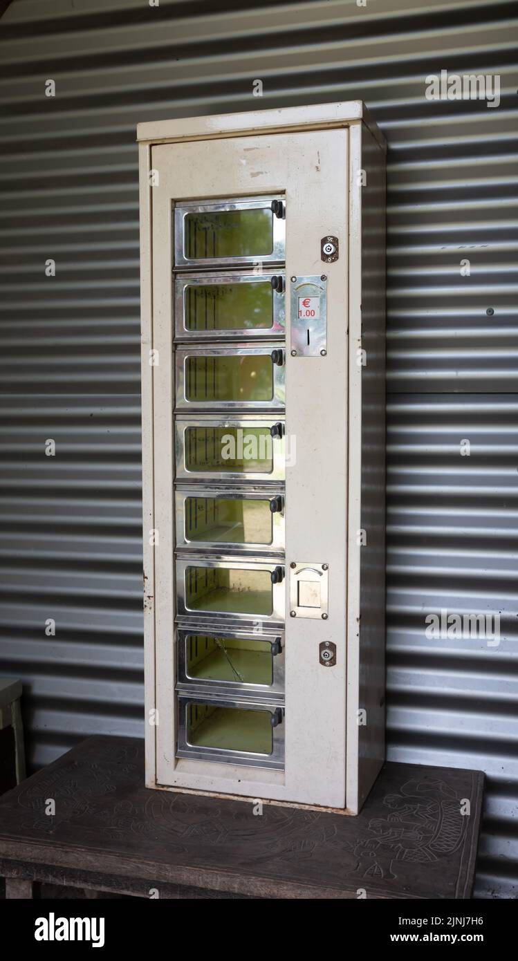 Empty vending machine hi-res stock photography and images - Alamy