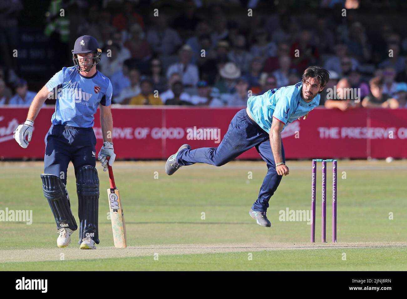 Shane Snater in bowling action for Essex during Essex Eagles vs Kent ...