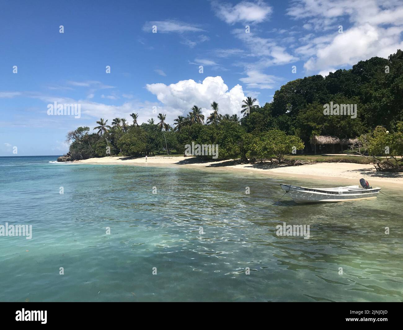 A small white boat mooring at the beach Stock Photo - Alamy