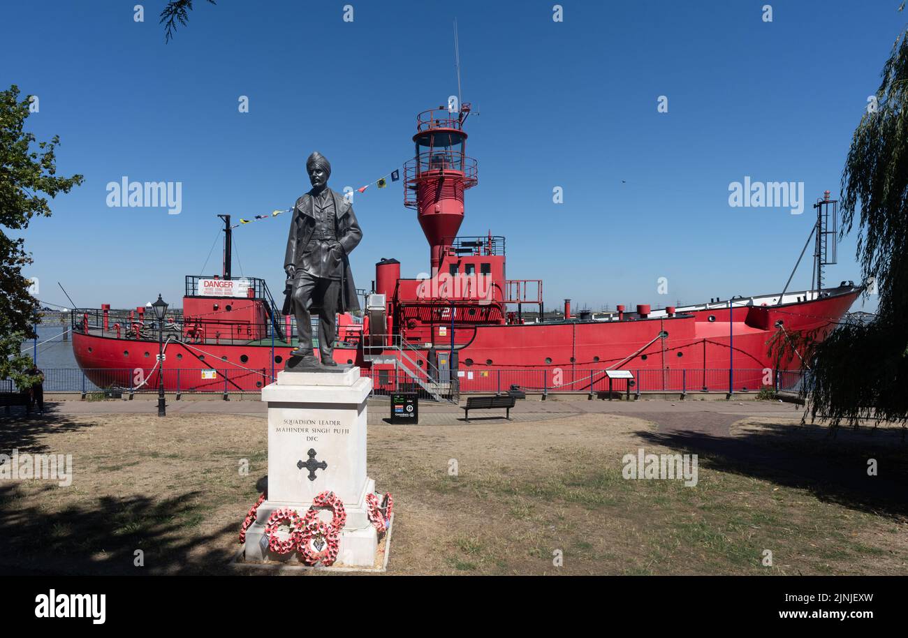 Gravesend Town Pier Stock Photo - Alamy
