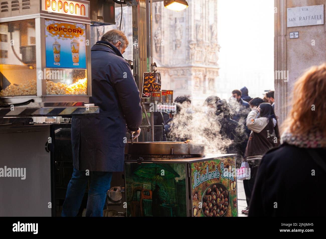 Chestnut vendor hi-res stock photography and images - Alamy