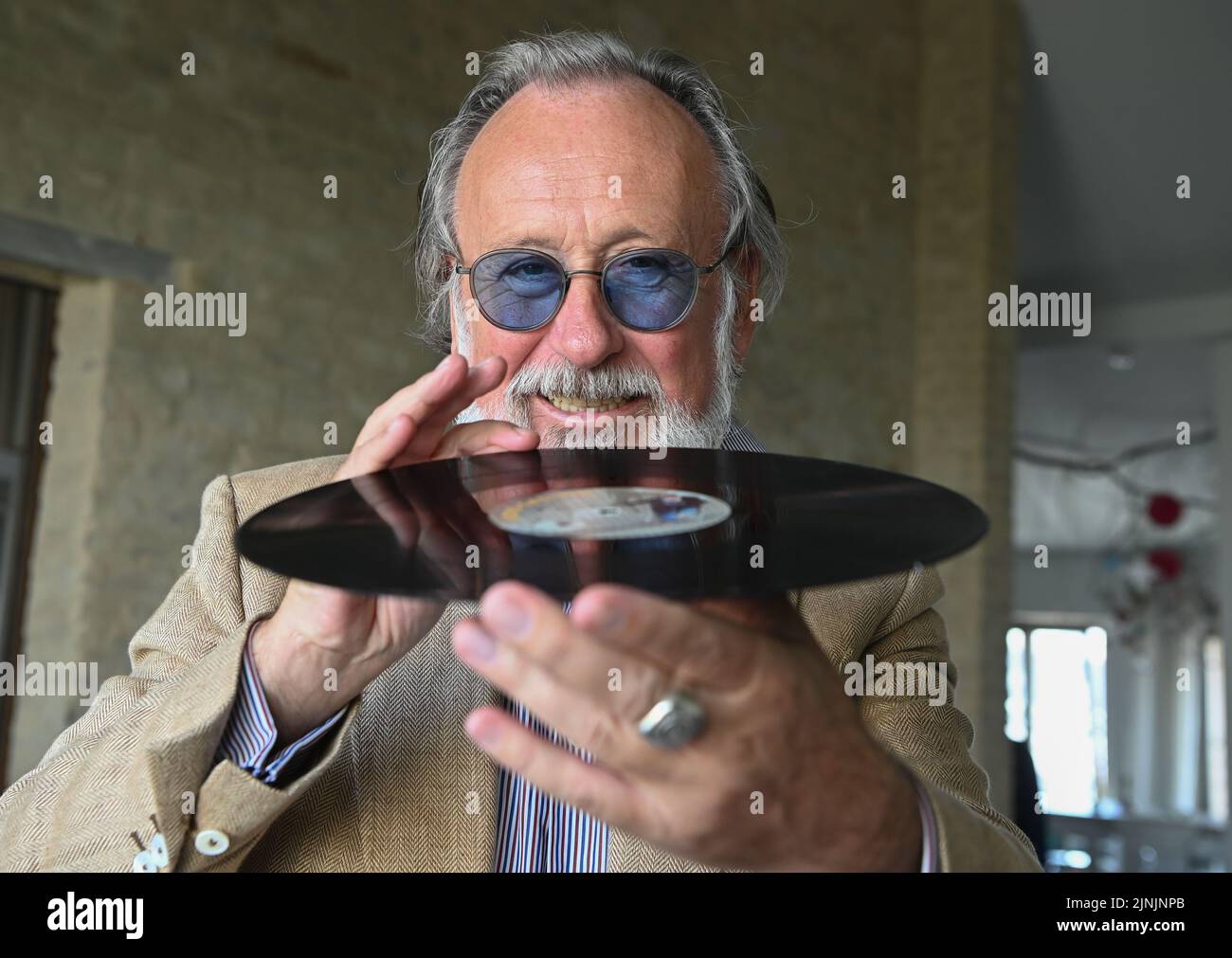 08 August 2022, Berlin: The musician and actor Friedrich Liechtenstein holds a record in his ...